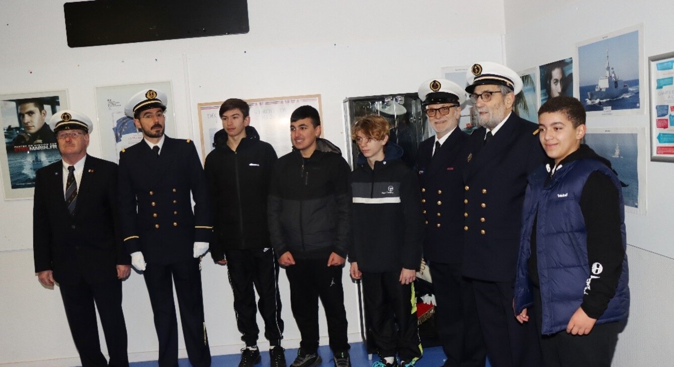 Cérémonie d'installation du drapeau des marins au collège Jean Rostand ... Cérémonie d'installation du drapeau des marins au collège Jean Rostand ...